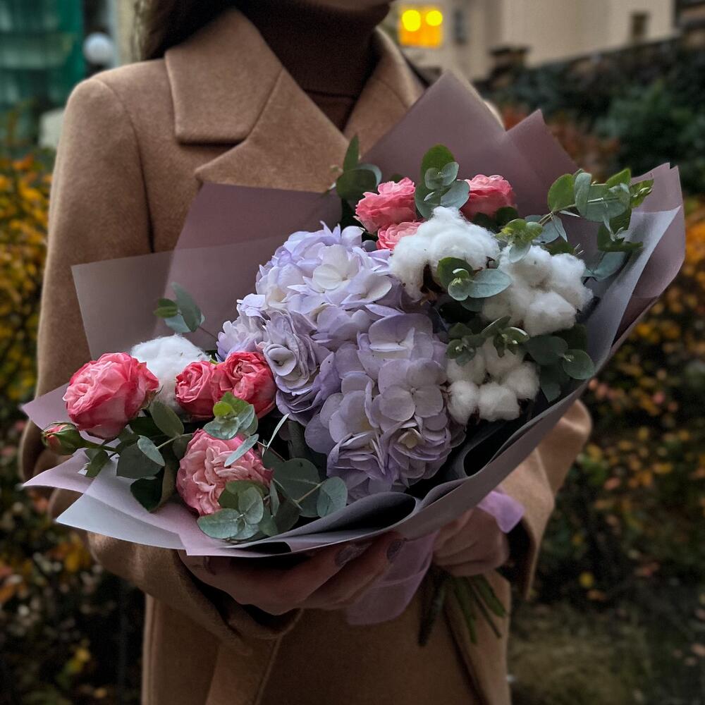 Букет «Аура» с гортензией и кустовой пионовидной розой FM091, Цветы ...