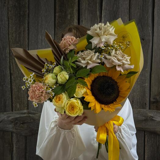 Авторский букет с подсолнухом и розами "Садовый" FM420, Цветы Москва ...