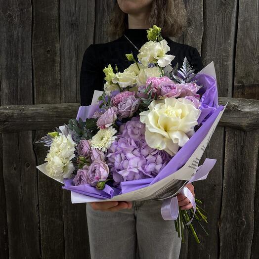 Раскидистый букет с гортензией и лизиантусом FM099, Цветы и подарки ...